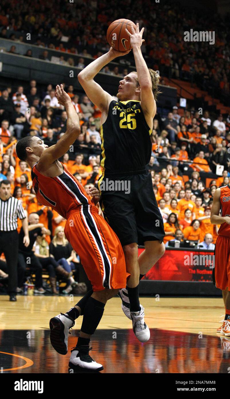 Oregon forward E.J. Singler (25) shoots as Oregon State guard Jared ...