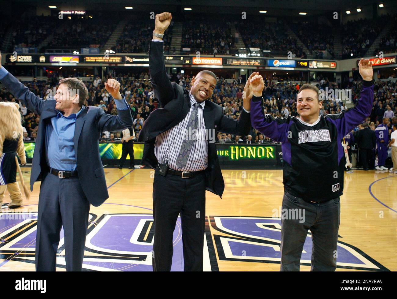 Sacramento Kings owners Joe Maloof, left, and Gavin Maloof, right ...