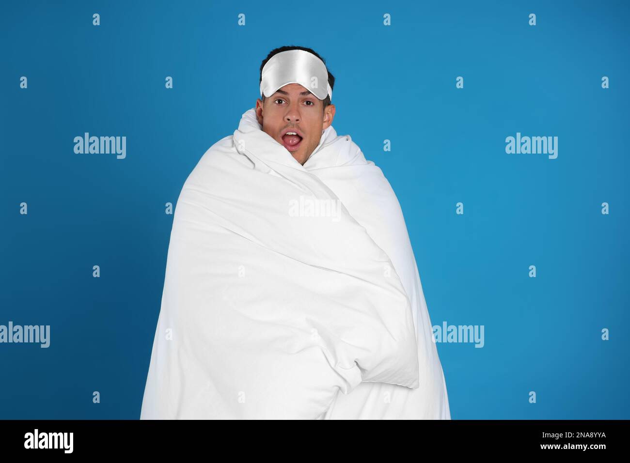 Man wrapped in blanket hi-res stock photography and images - Alamy