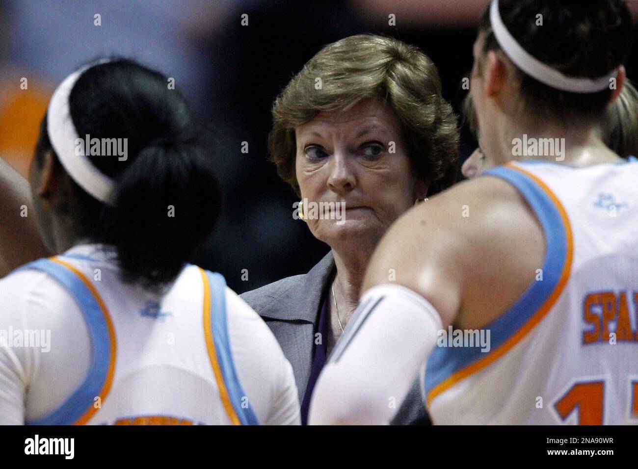 Tennessee head coach Pat Summitt looks to Taber Spani in the overtime ...