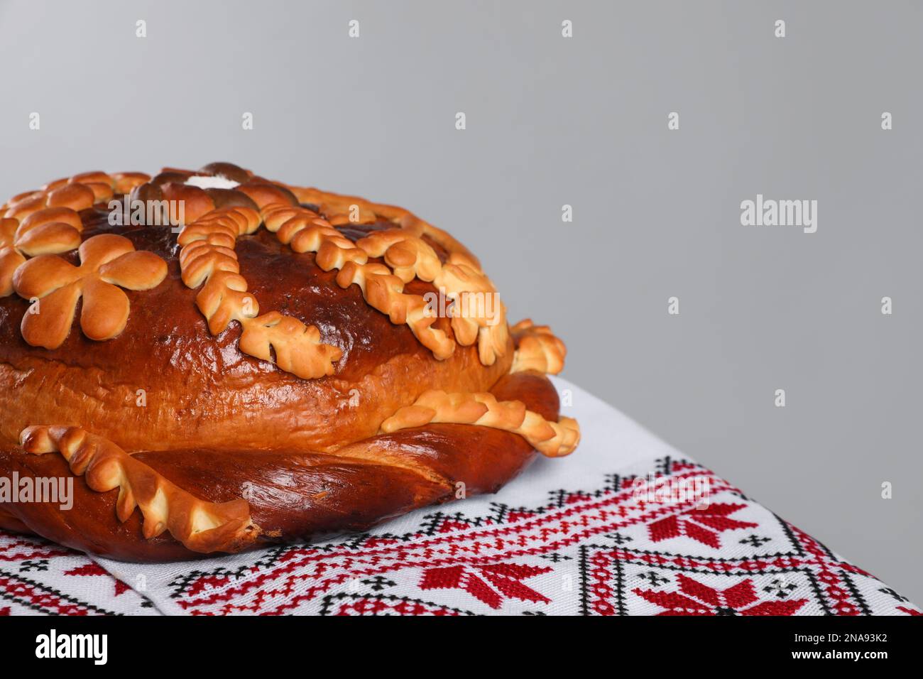 Rushnyk with korovai on grey background, space for text. Ukrainian ...