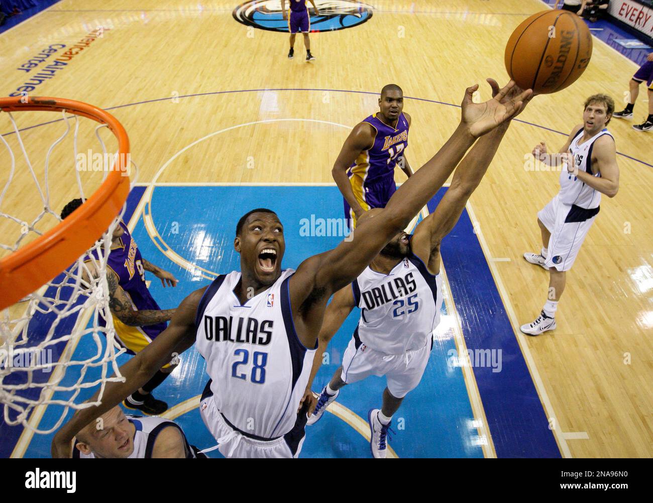 Dallas Mavericks' Ian Mahinmi (28) of France and Vince Carter (25 ...
