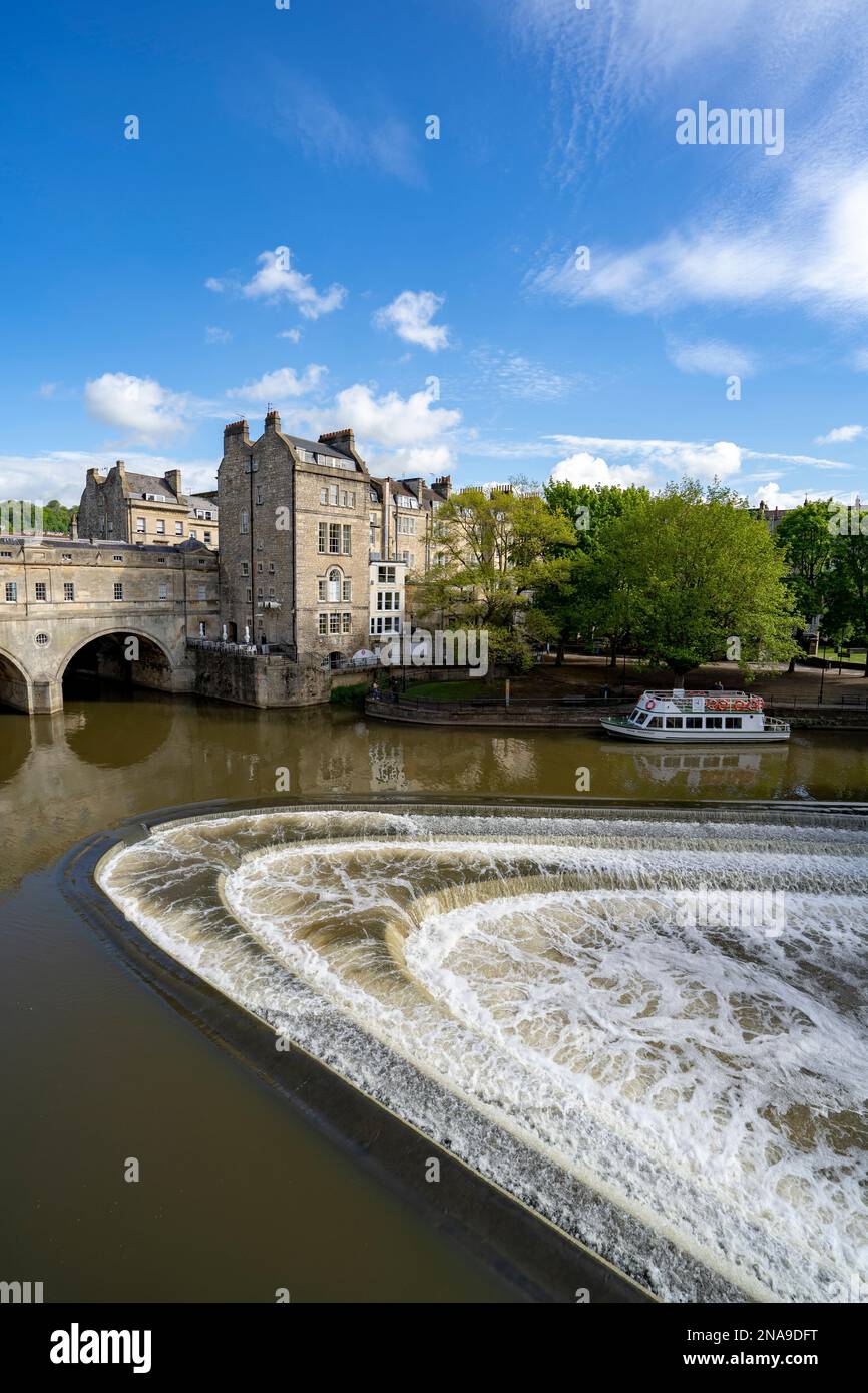 Pulteney Bridge and the River Avon in Bath, England; Bath, Somerset ...