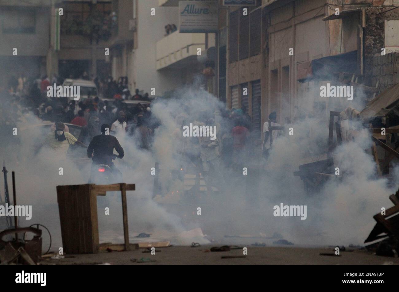 Anti-government protesters and bystanders flee as riot police fire tear ...