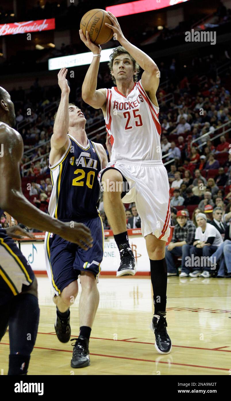 Houston Rockets' Chandler Parsons (25) goes up for a shot as Utah Jazz ...