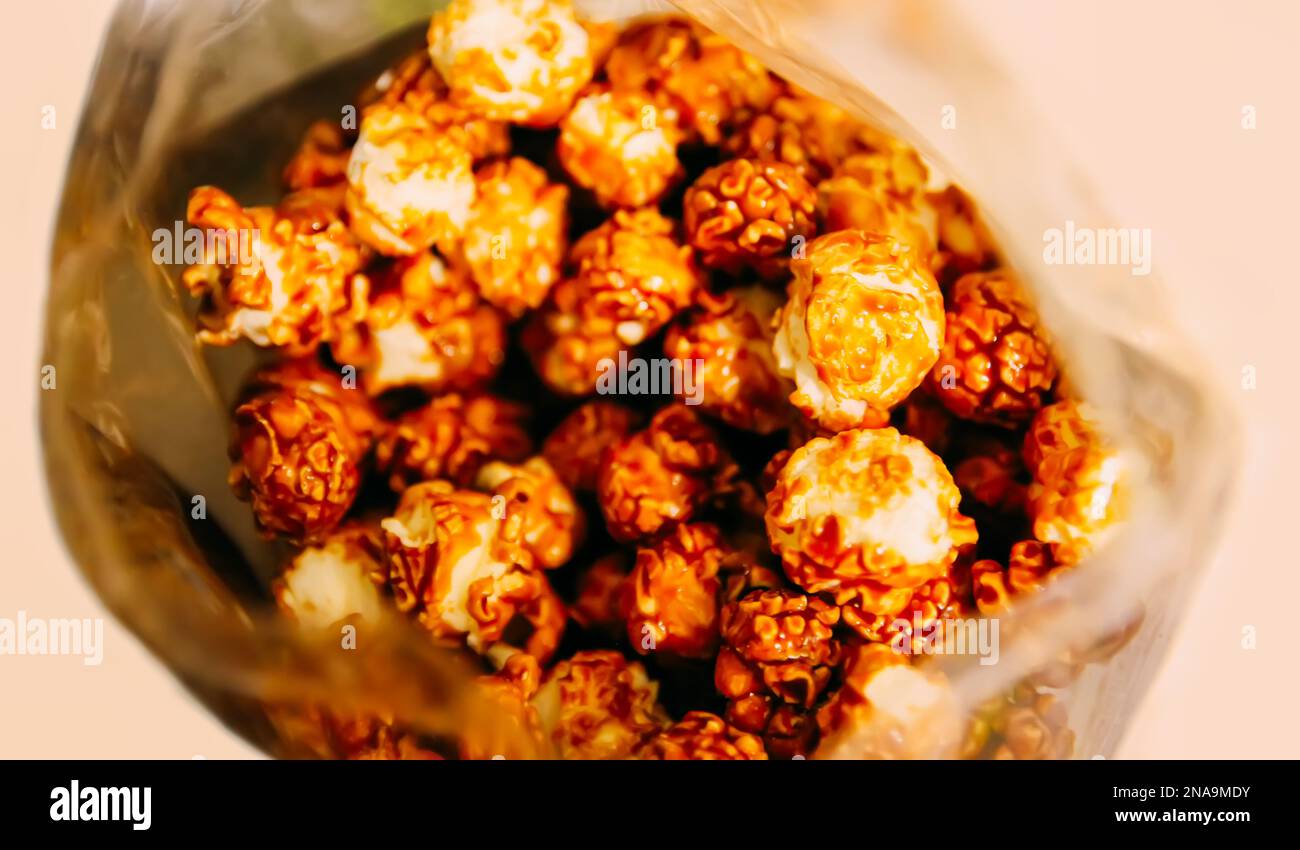 Sweet ready-to-eat popcorn in a black ceramic plate close up Stock ...
