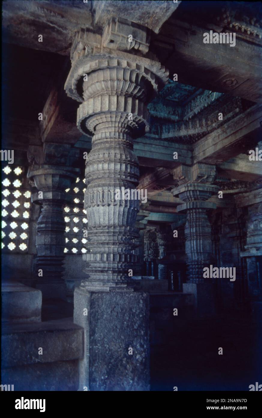 Sculptures on temple pillar hi-res stock photography and images - Alamy