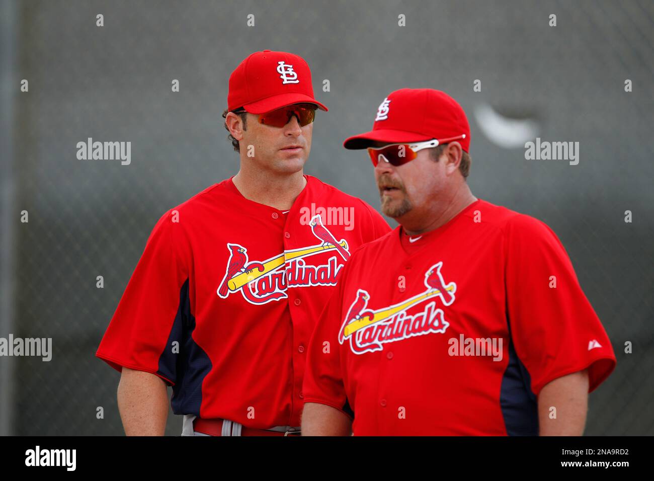 St. Louis Cardinals manager Mike Matheny, left, talks with pitching ...