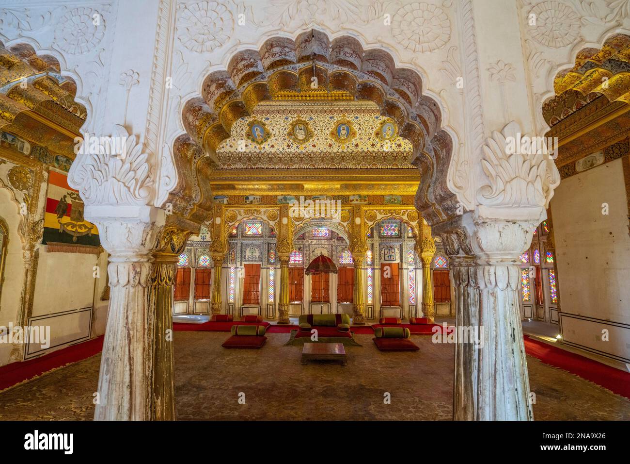 The gold walls and inlaid jewels of the richly gilded Phool Mahal in ...