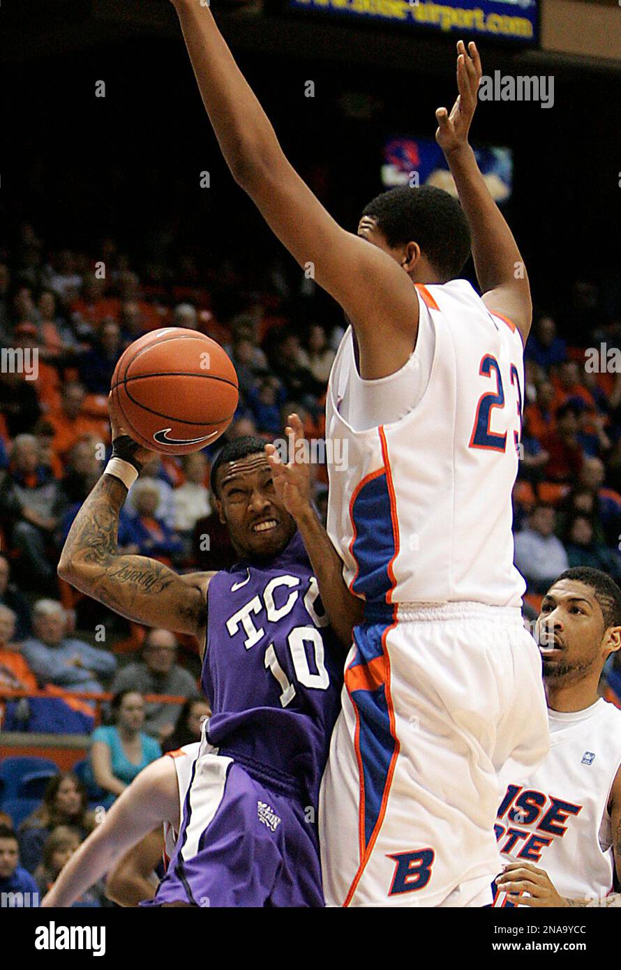 TCU's Hank Thorns (10) tries to shoot over the reach of Boise State's J ...