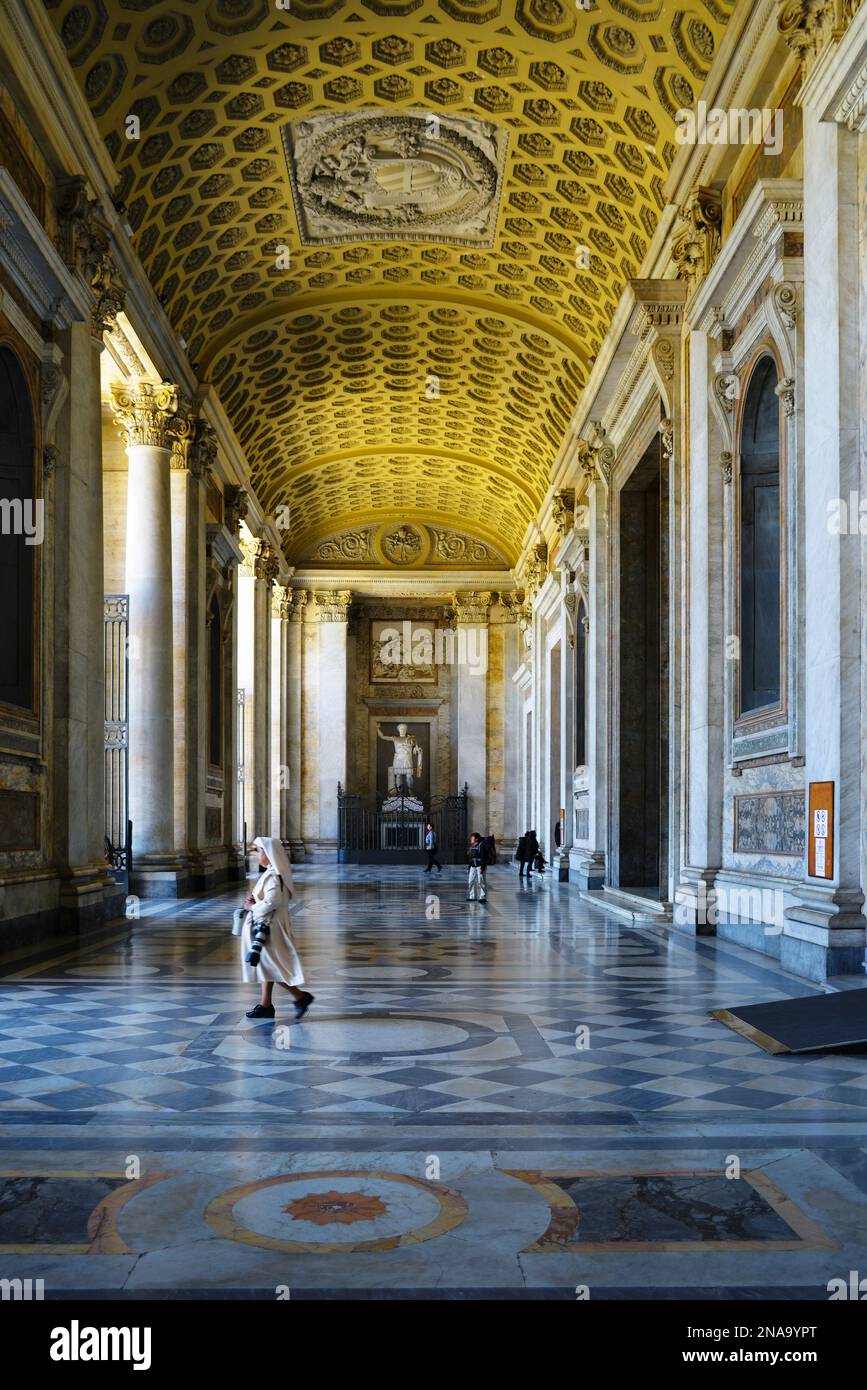 Front entrance hall hi-res stock photography and images - Alamy