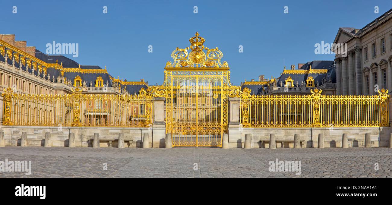 Royal palace fence hi-res stock photography and images - Alamy