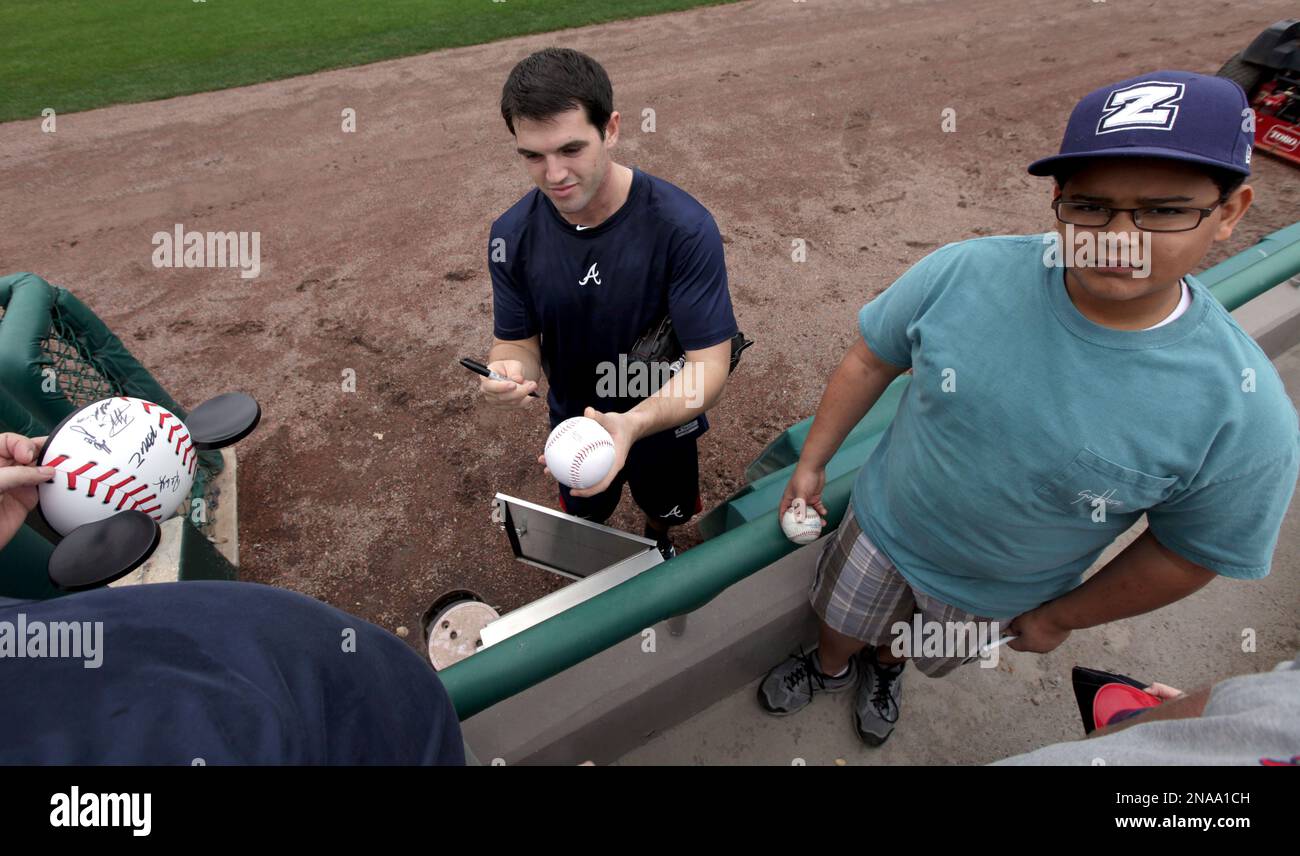 Atlanta Braves pitcher Cory Gearrin signs autographs during spring ...