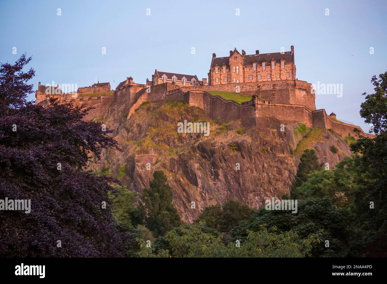 Edinburgh castle twilight hi-res stock photography and images - Alamy