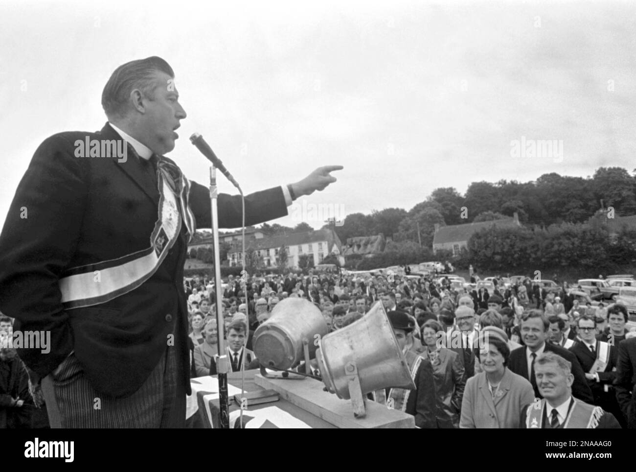 Protestant leader the Reverand Ian Paisley addresses a meeting in a ...
