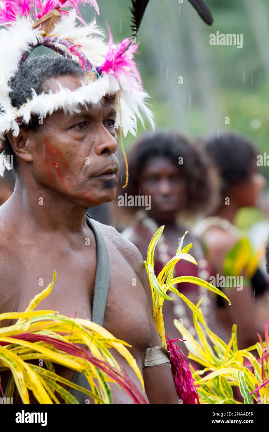 Village man preparing to perform traditional sing sing Melanesian ...