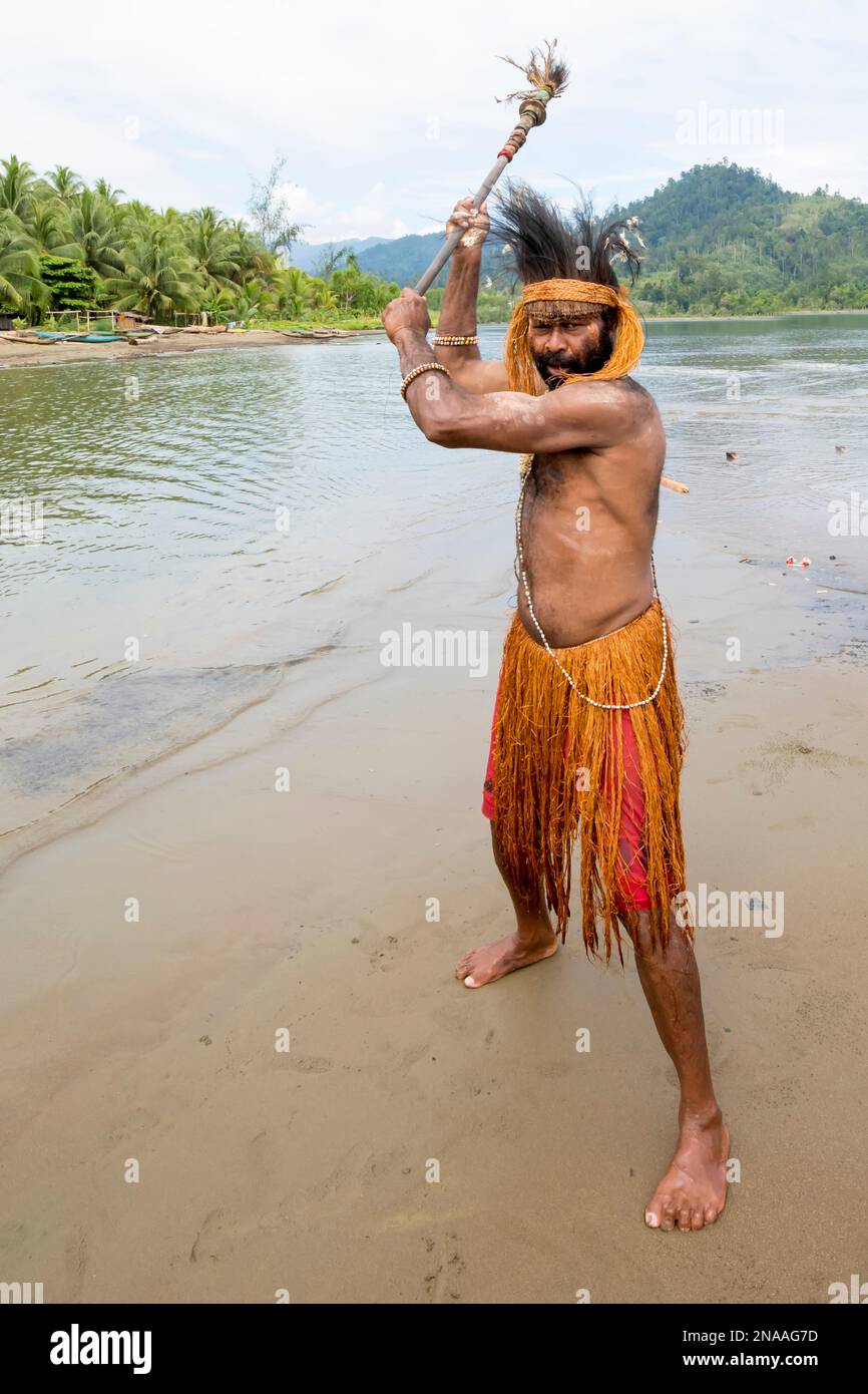 Village man preparing to perform traditional sing sing Melanesian ...
