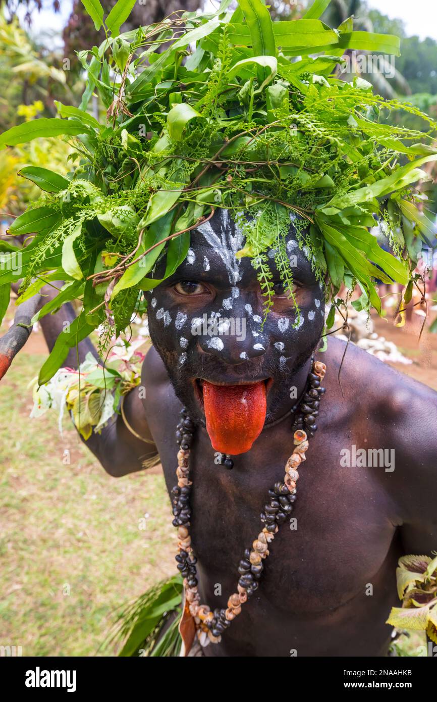 Village man preparing to perform traditional sing sing Melanesian ...