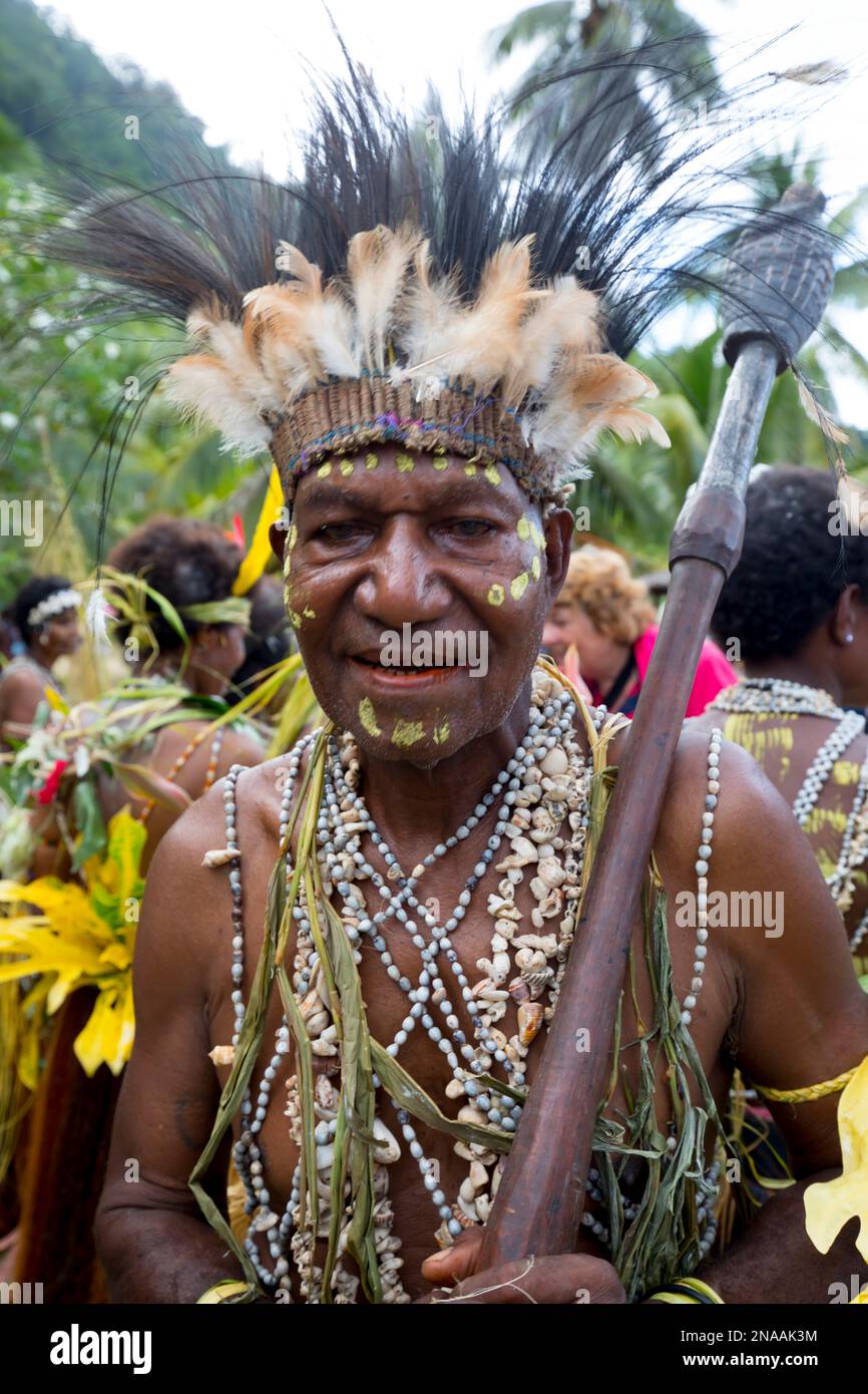 Village man preparing to perform traditional sing sing Melanesian ...