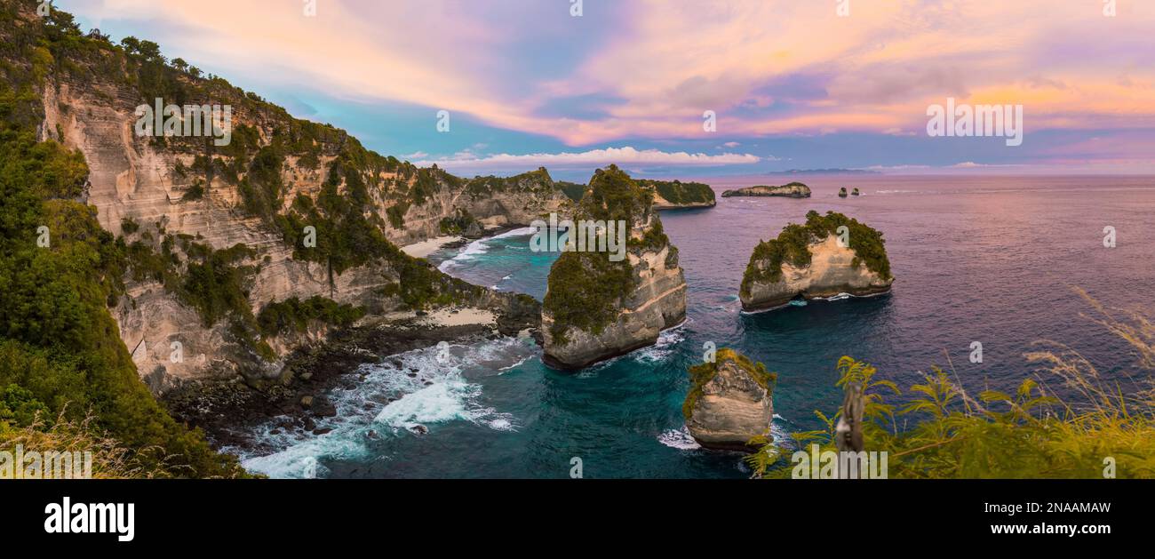 Colourful sunset panorama of Diamond Beach, Nusa Penida, Bali ...