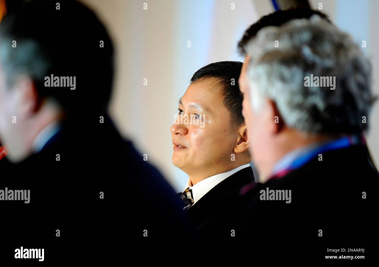 Singapore Airlines CEO Goh Choon Phong, center, attends speaks during a ...