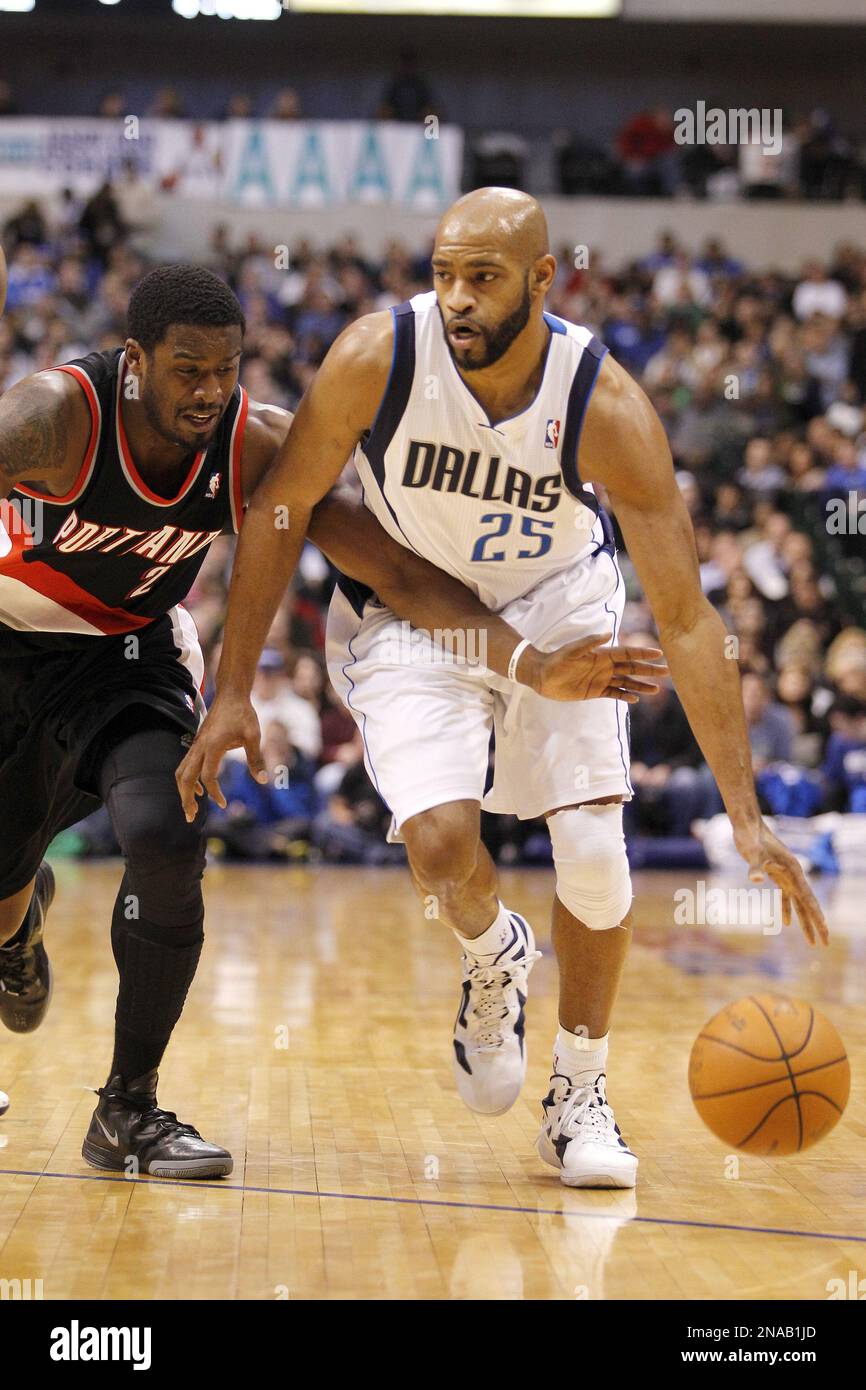 Dallas Mavericks forward Vince Carter (25) and Portland Trail Blazers ...