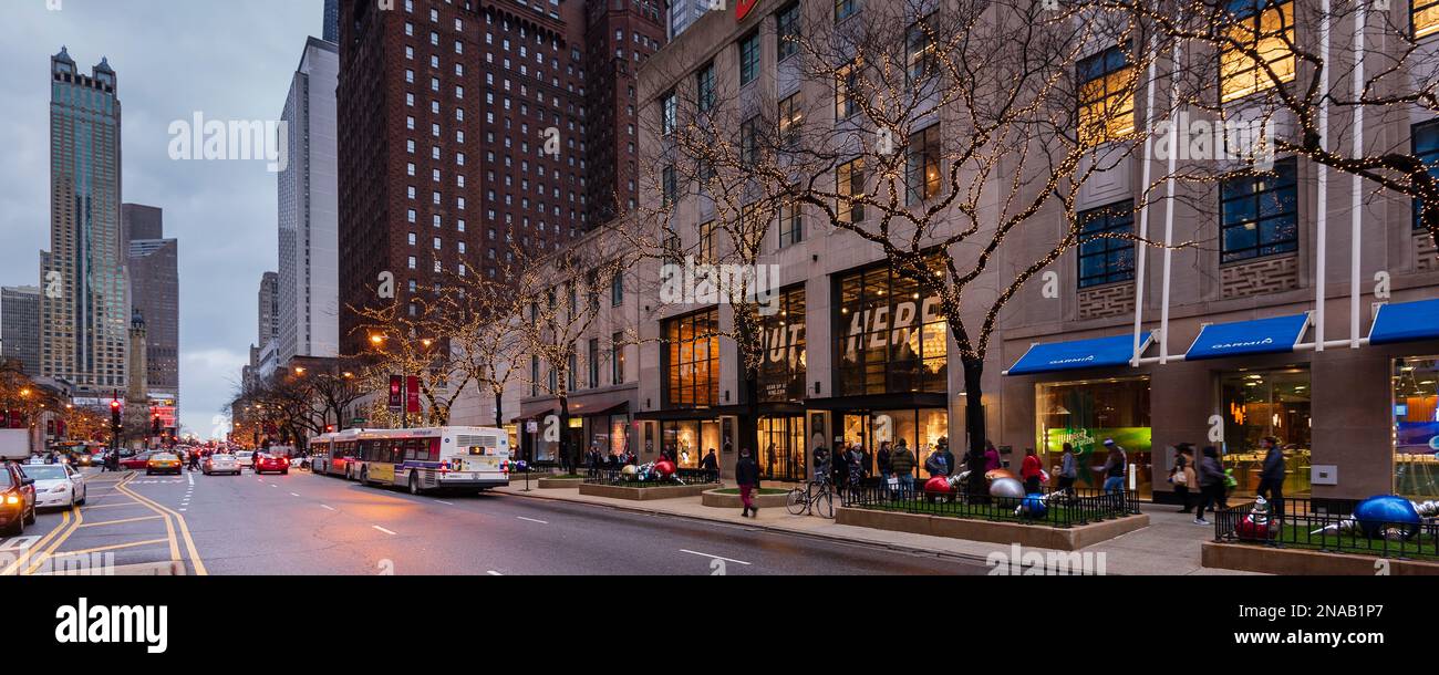 Street Scene and City Life in downtown Chicago; Chicago, Illinois ...