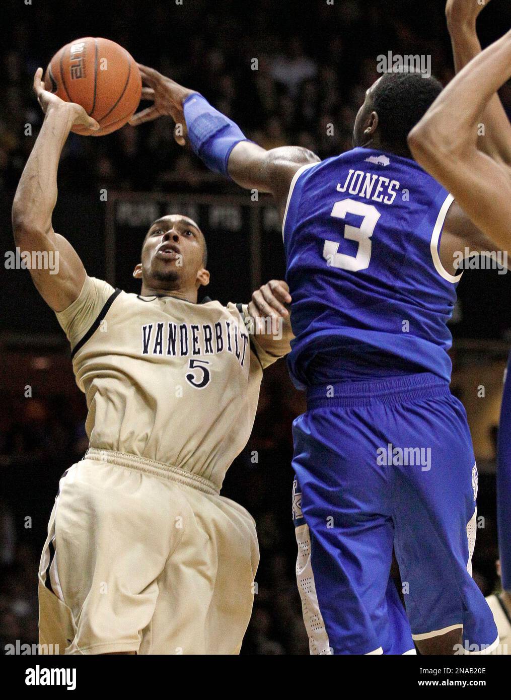 Kentucky forward Terrence Jones (3) blocks a shot by Vanderbilt forward ...