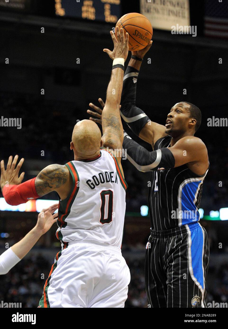 Milwaukee Bucks' Drew Gooden (0) defends as the Orlando Magic's Dwight ...