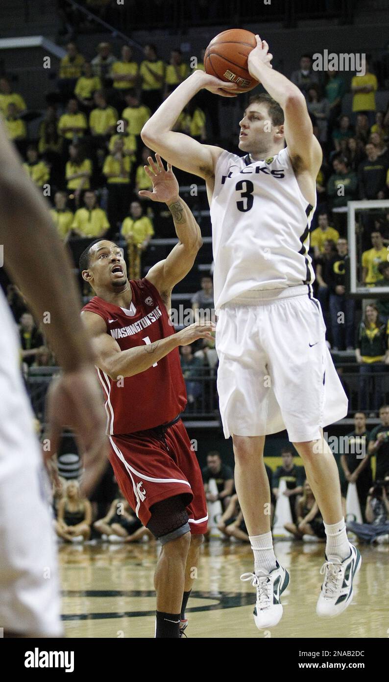 Oregon guard Garrett Sim (3) shoots as Washington State guard Reggie ...