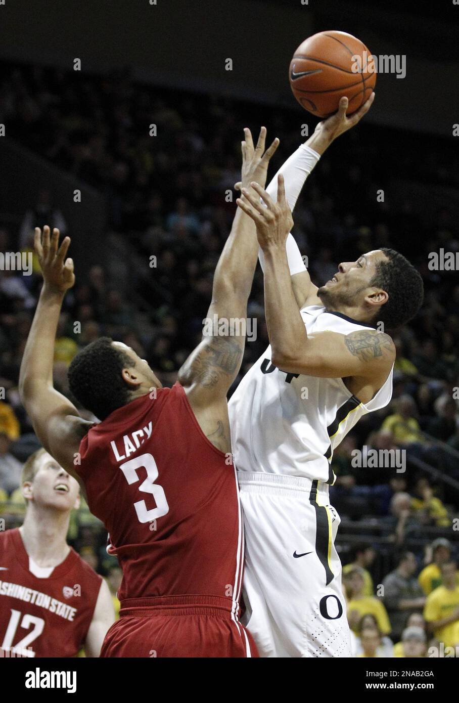 Oregon guard Devoe Joseph, right, shoots over Washington State guard ...