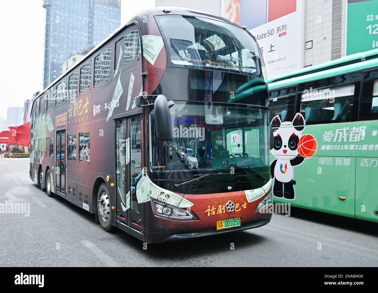 China's first double-deck drama bus made its debut in Chengdu City ...