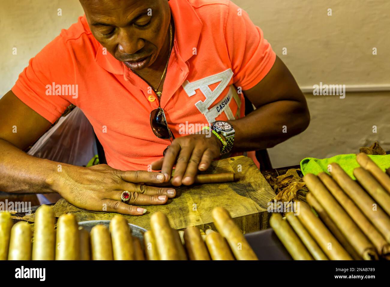 The art of rolling cigars in Old Havana Stock Photo - Alamy