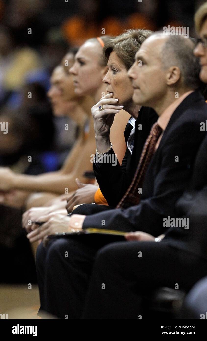 Tennessee head coach Pat Summitt, center, and assistant coach Dean ...