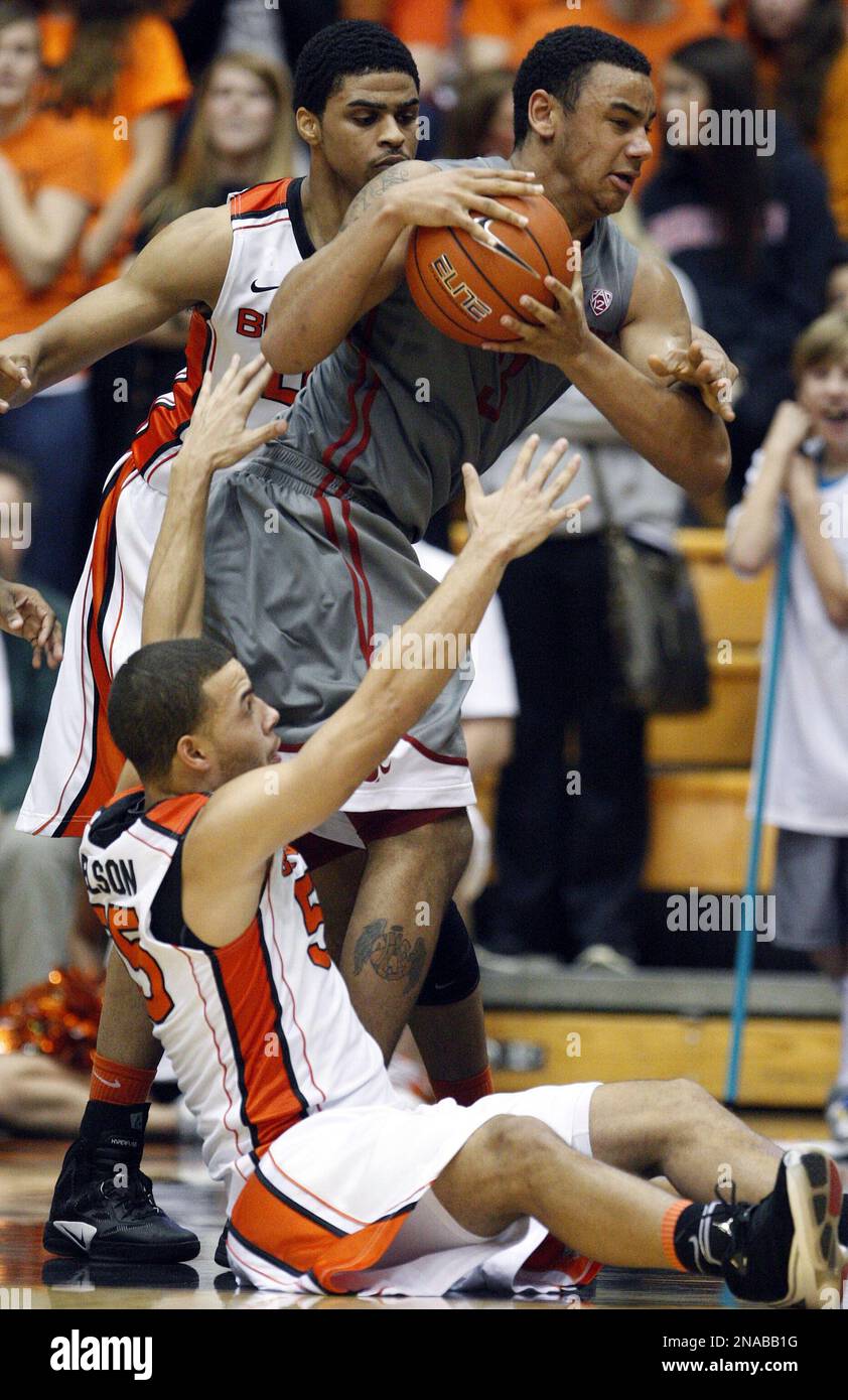 Oregon State guard Roberto Nelson (55) reaches for the ball as ...