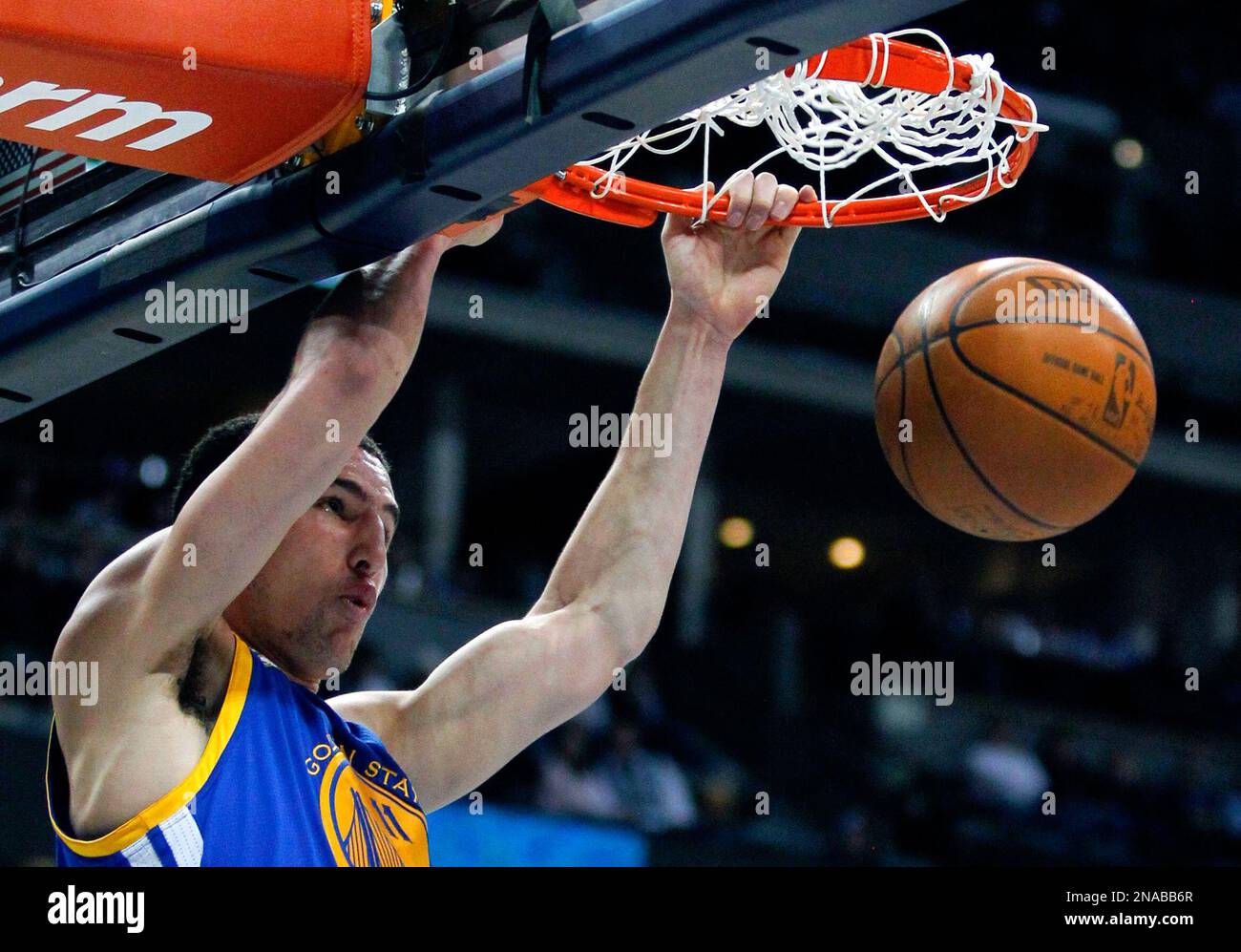 Golden State Warriors guard Klay Thompson (11) dunks against the Denver ...