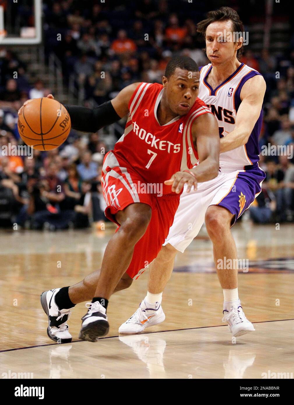 Houston Rockets guard Kyle Lowry (7) drives against Phoenix Suns guard ...