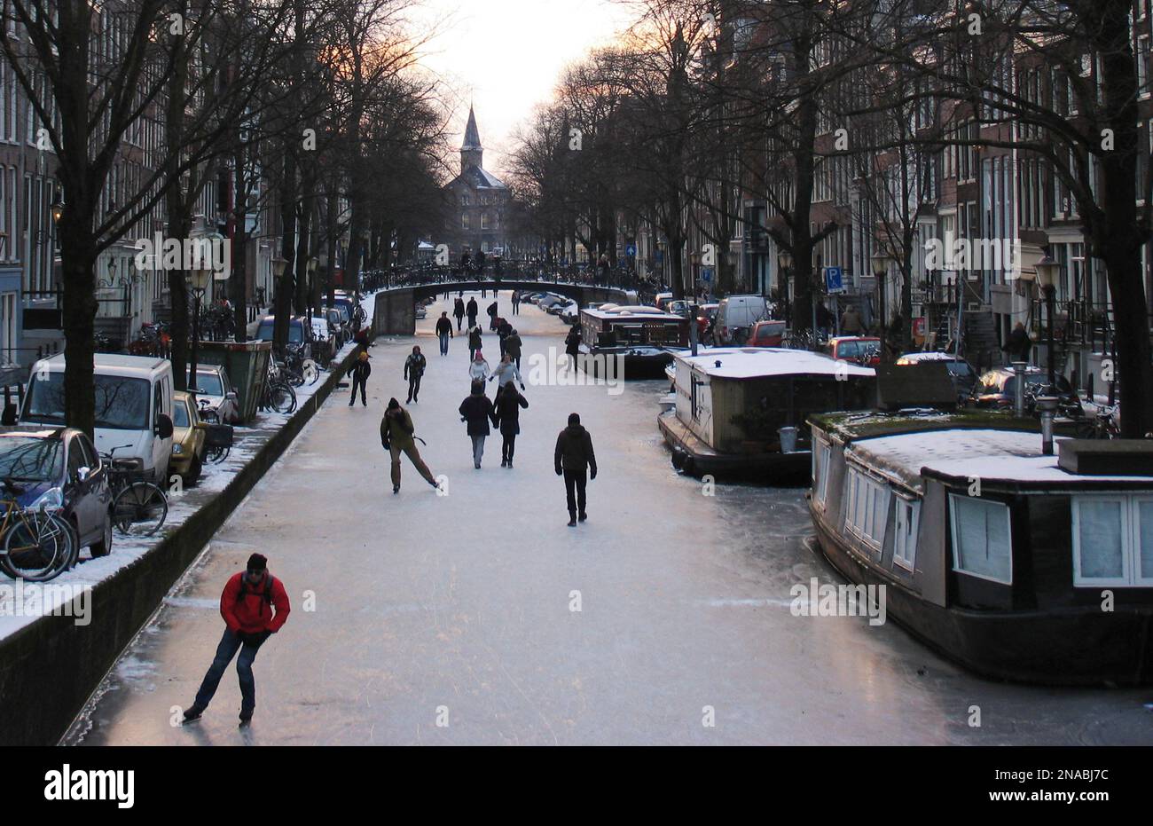 People skate on the frozen Lauriergracht canal in Amsterdam ...