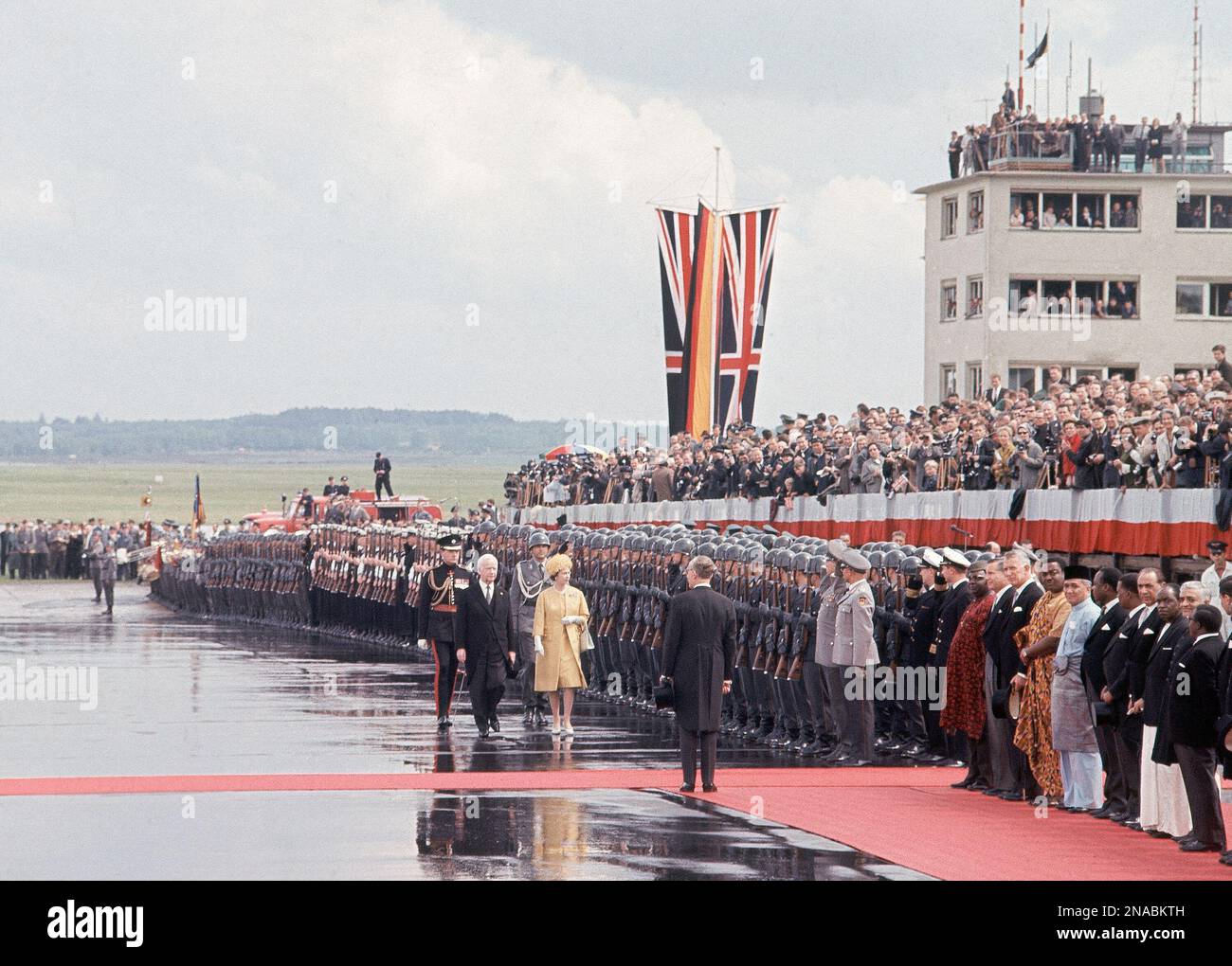 Britain's Queen Elizabeth II and President Heinrich Lubke of West ...