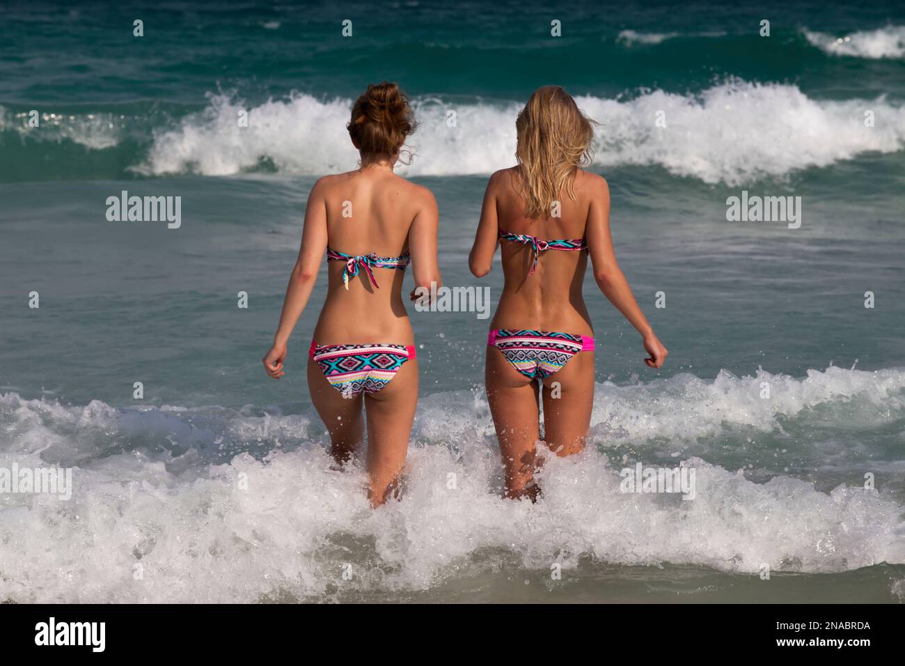 Girls in bikinis hi-res stock photography and images - Alamy