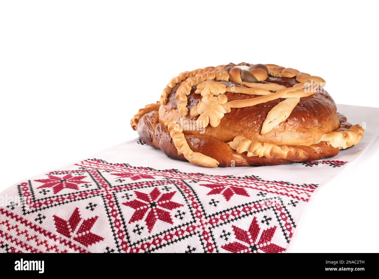 Rushnyk with korovai on white background. Ukrainian bread and salt ...