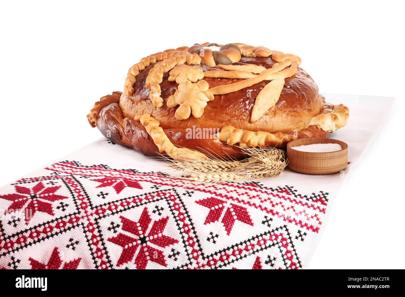 Rushnyk with korovai on white background. Ukrainian bread and salt ...