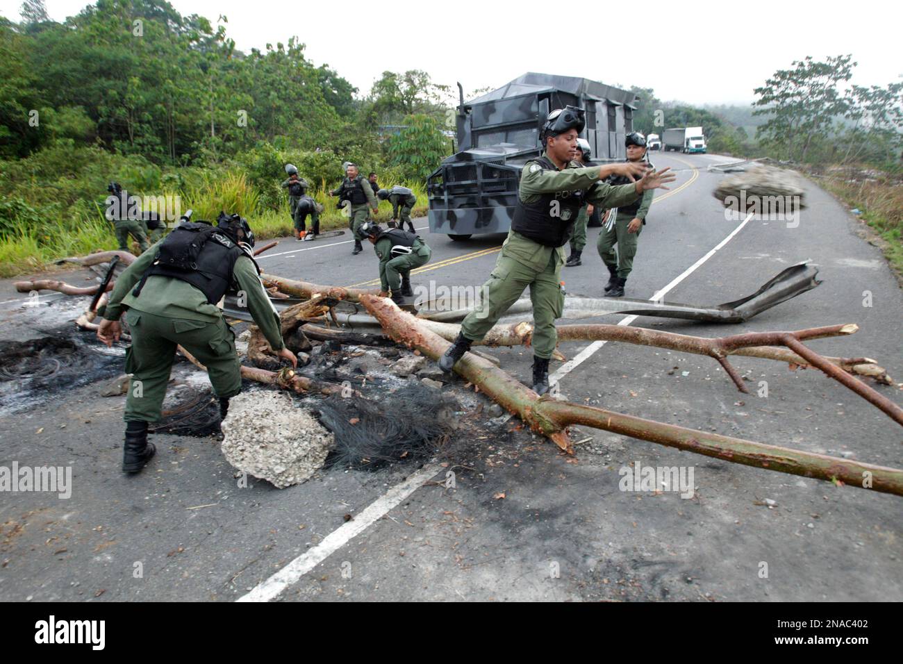 Riot police clear a road blockade set by members of the Ngobe-Bugle ...