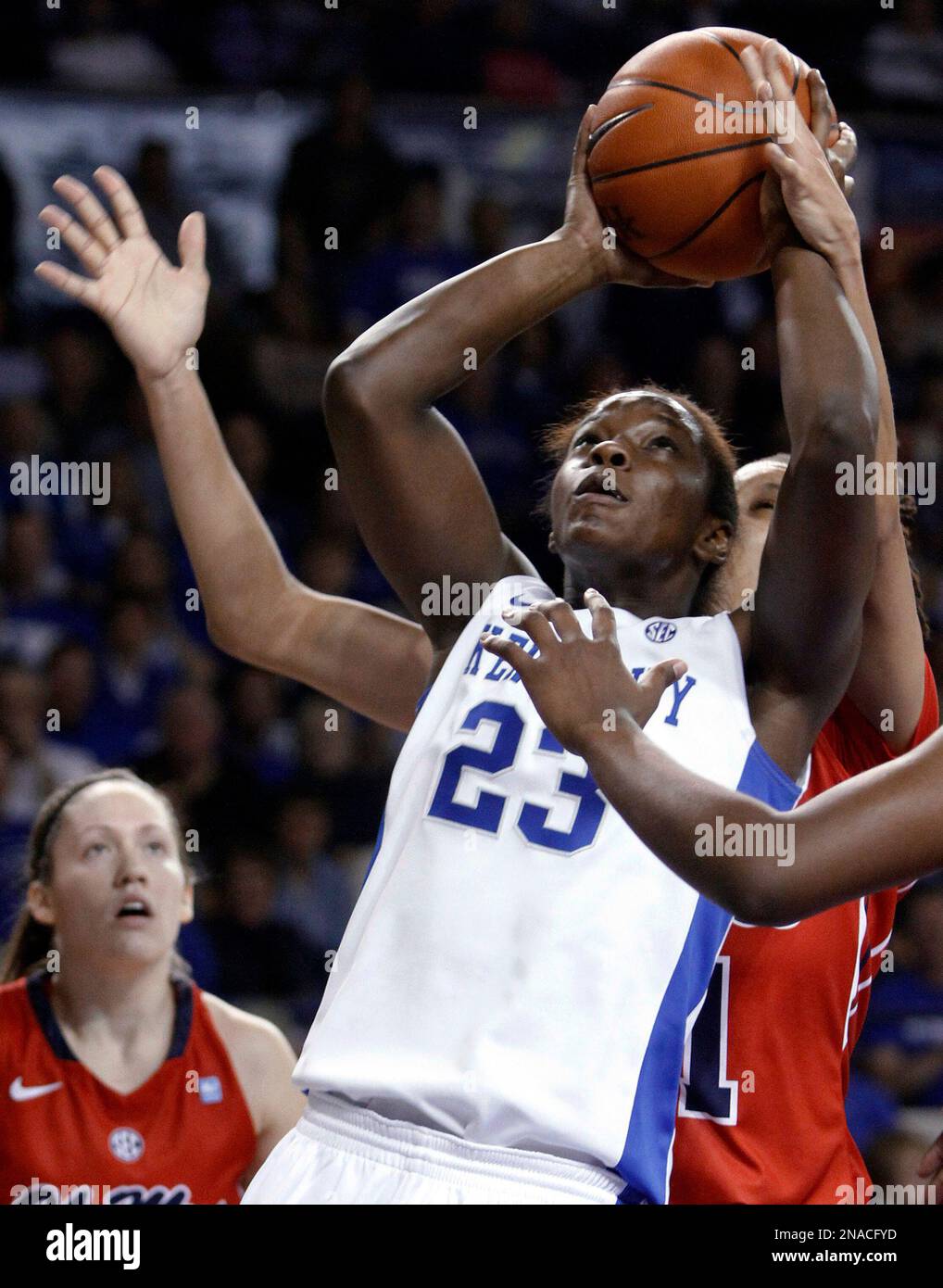 Kentucky's Samarie Walker (23) shoots in front of Mississippi's ...