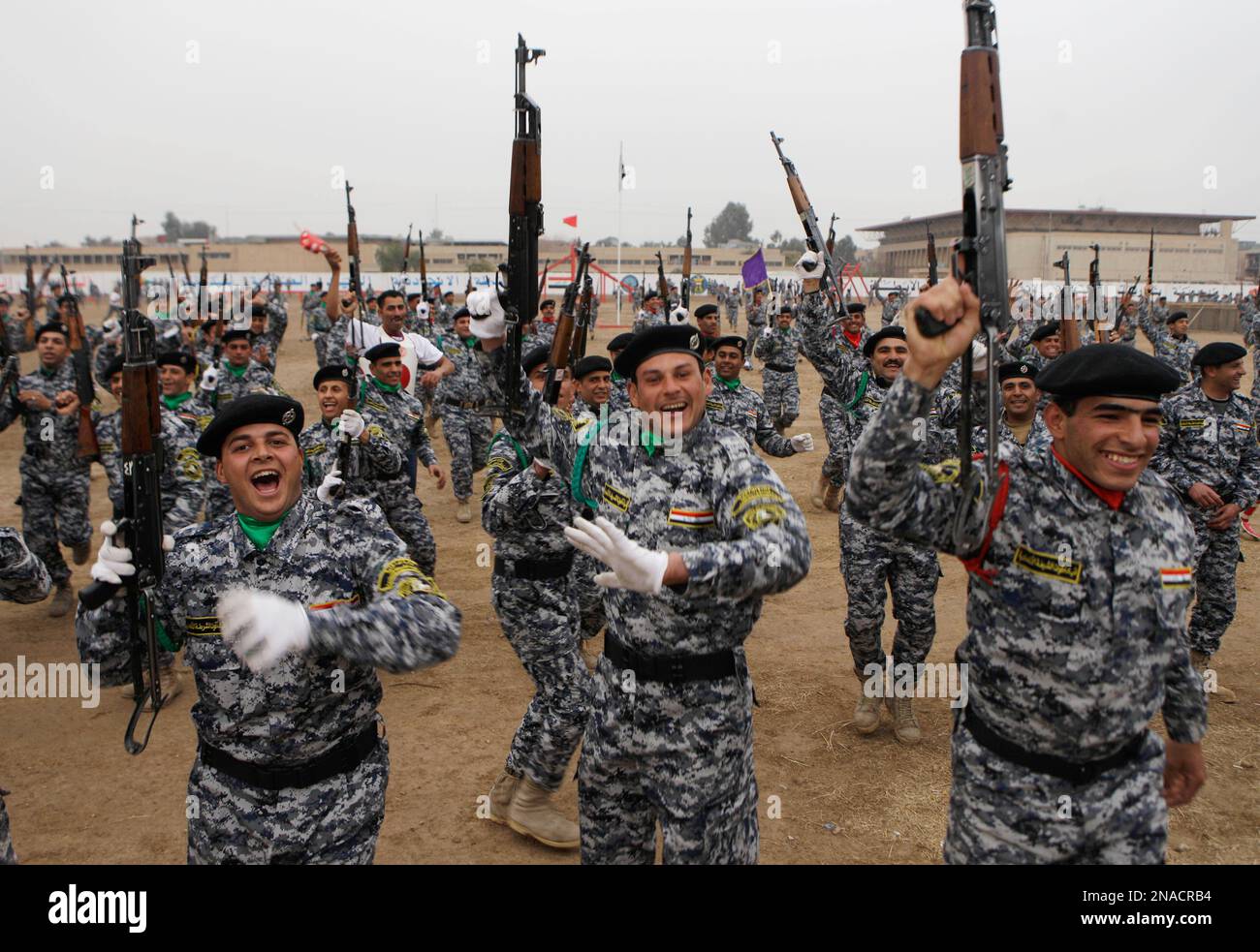 Iraqi federal police graduates chant anti-terrorism slogans during ...