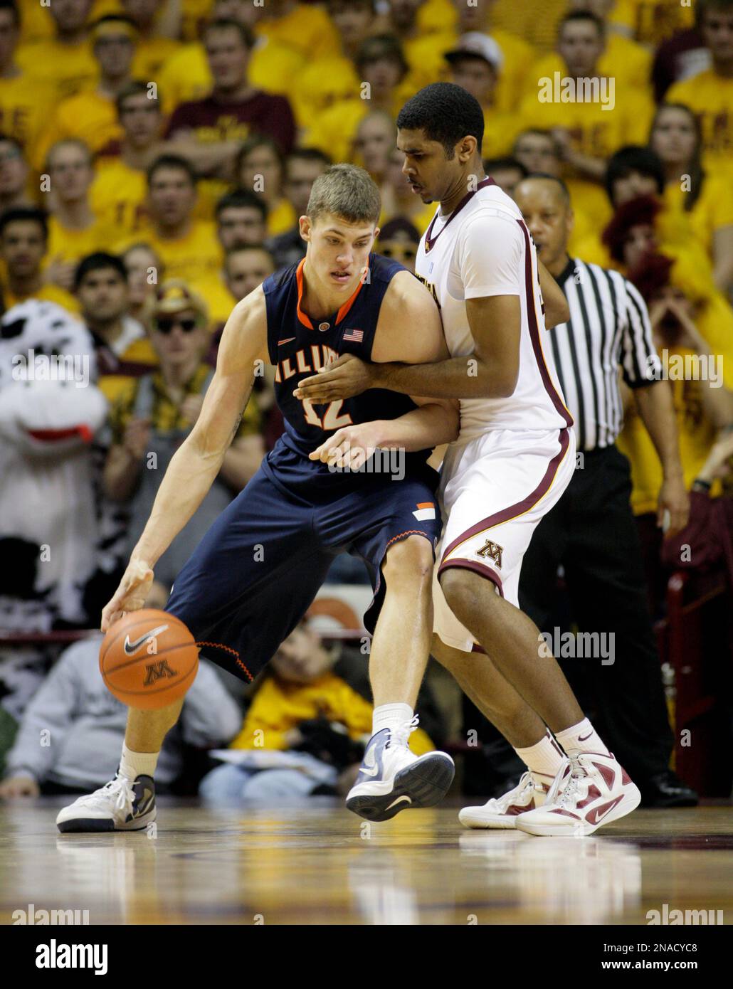 Illinois center Meyers Leonard (12) plays against Minnesota forward ...