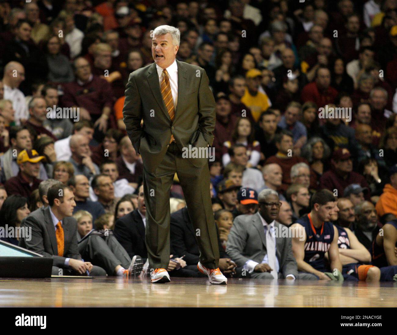 Illinois head coach Bruce Weber plays against Minnesota during an NCAA ...