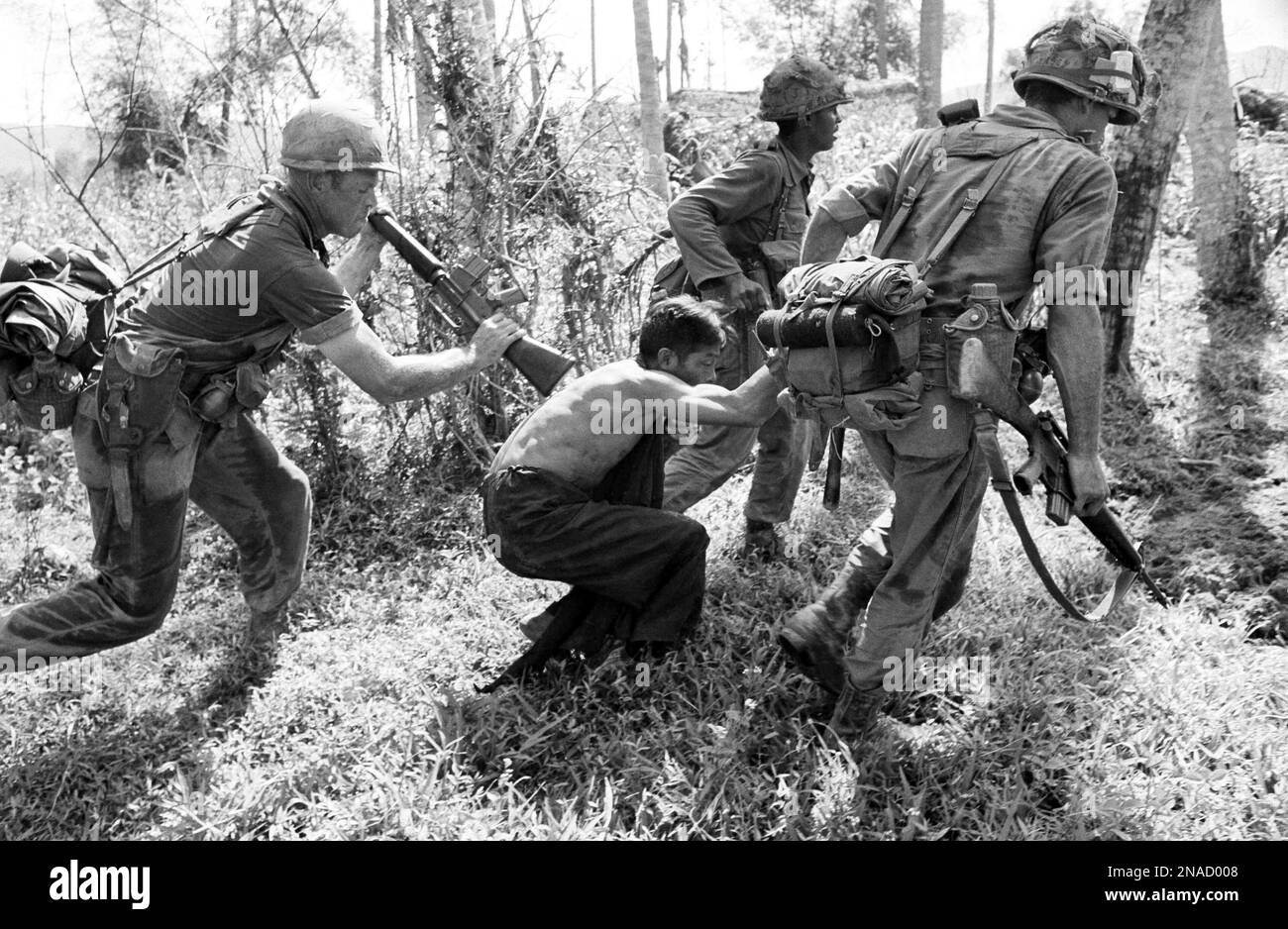 ** EDS NOTE: GRAPHIC CONTENT ** A U.S. soldier swings the butt of his ...