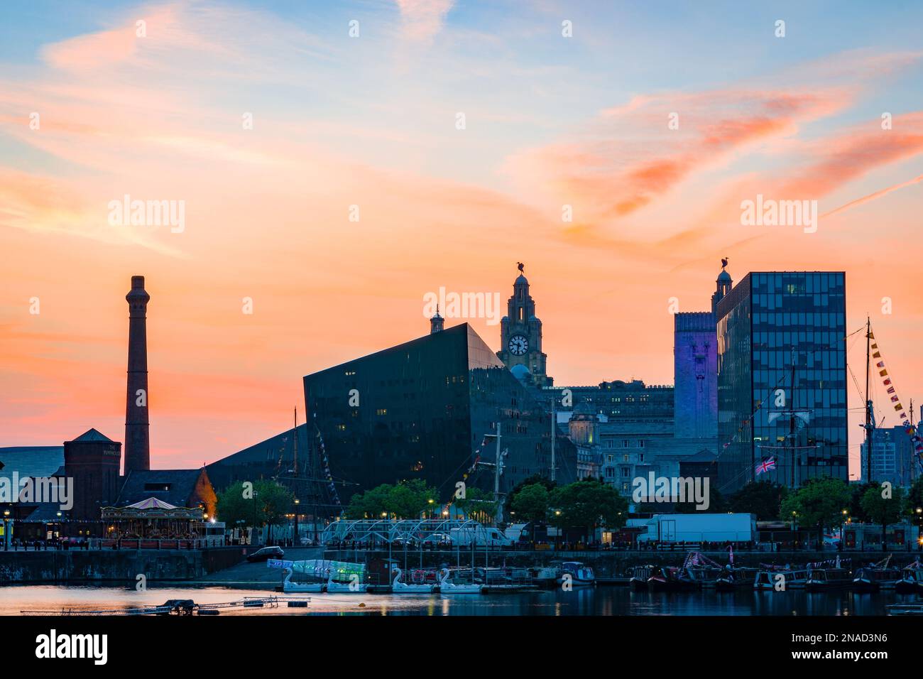 The Royal Albert Dock at sunset with the Liver bird building, Mann ...