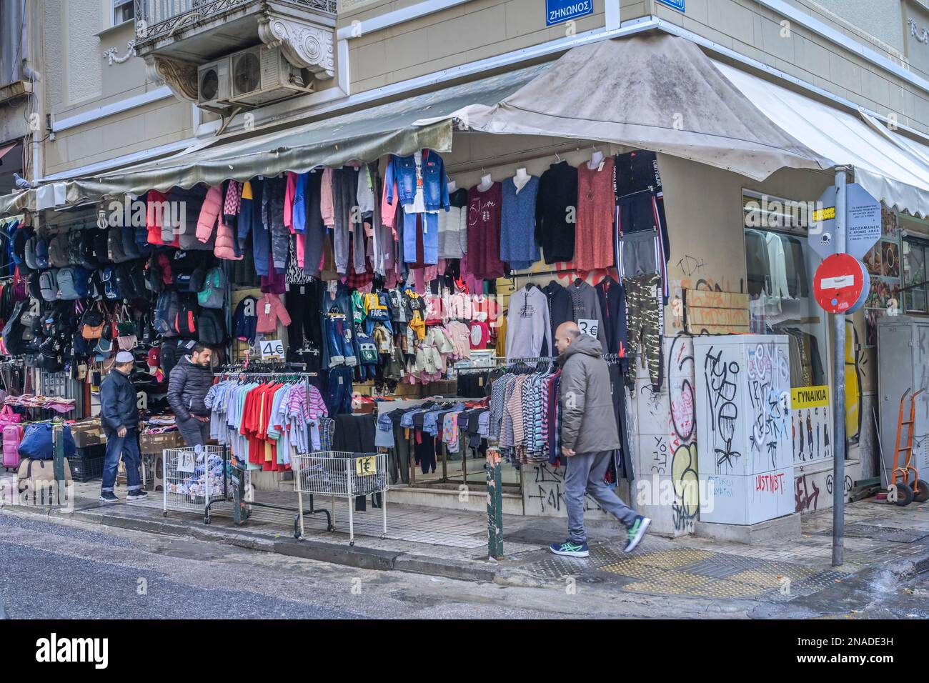 Textilgeschäft, Metaxourgio Viertel, Athen, Griechenland Stock Photo ...